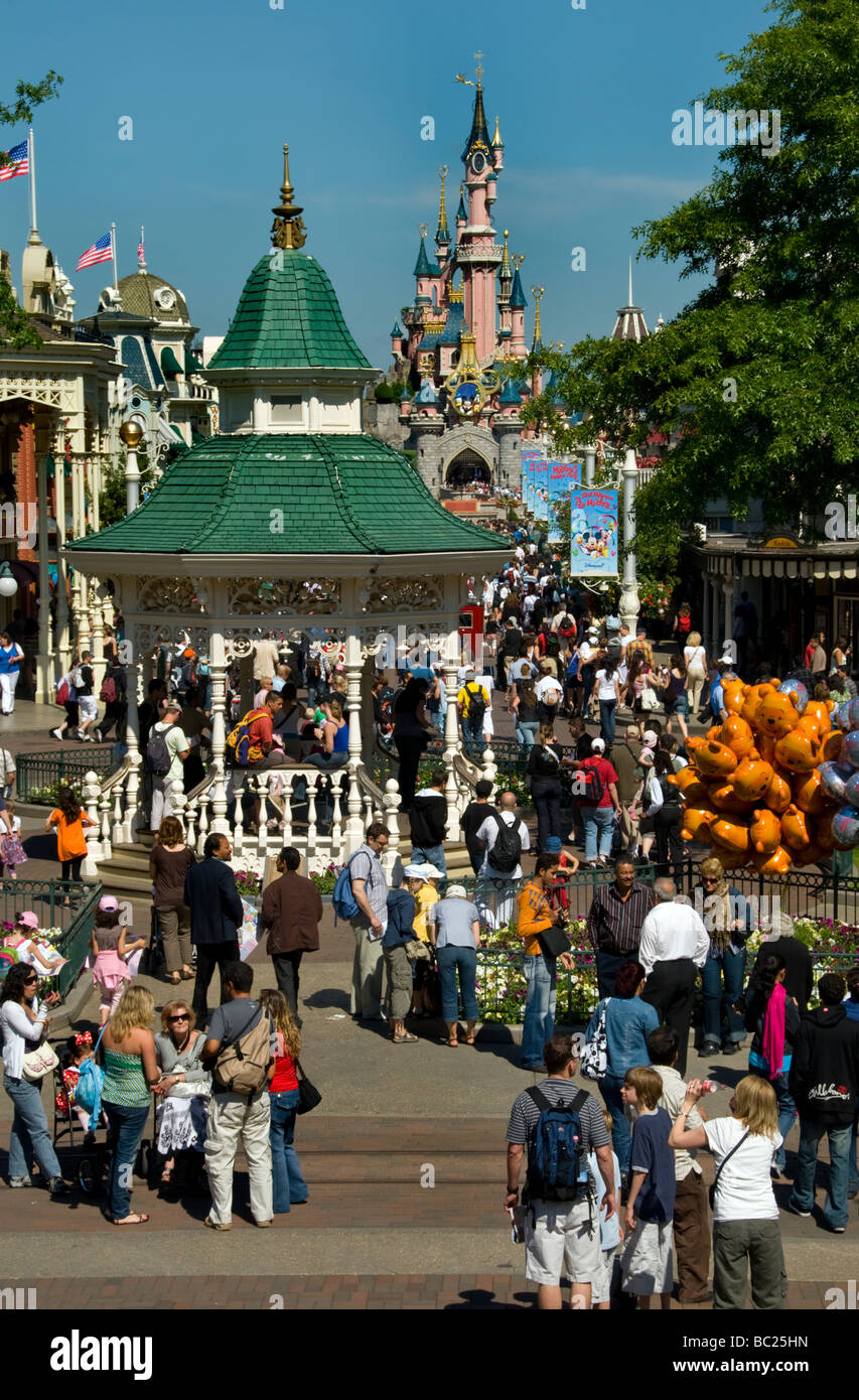 Chessy, France, Crowd Scene, theme Parks, People Visiting "Disneyland ...