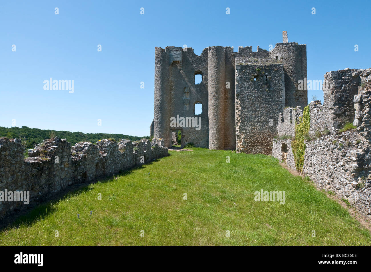 Ruined stone castle hi-res stock photography and images - Alamy