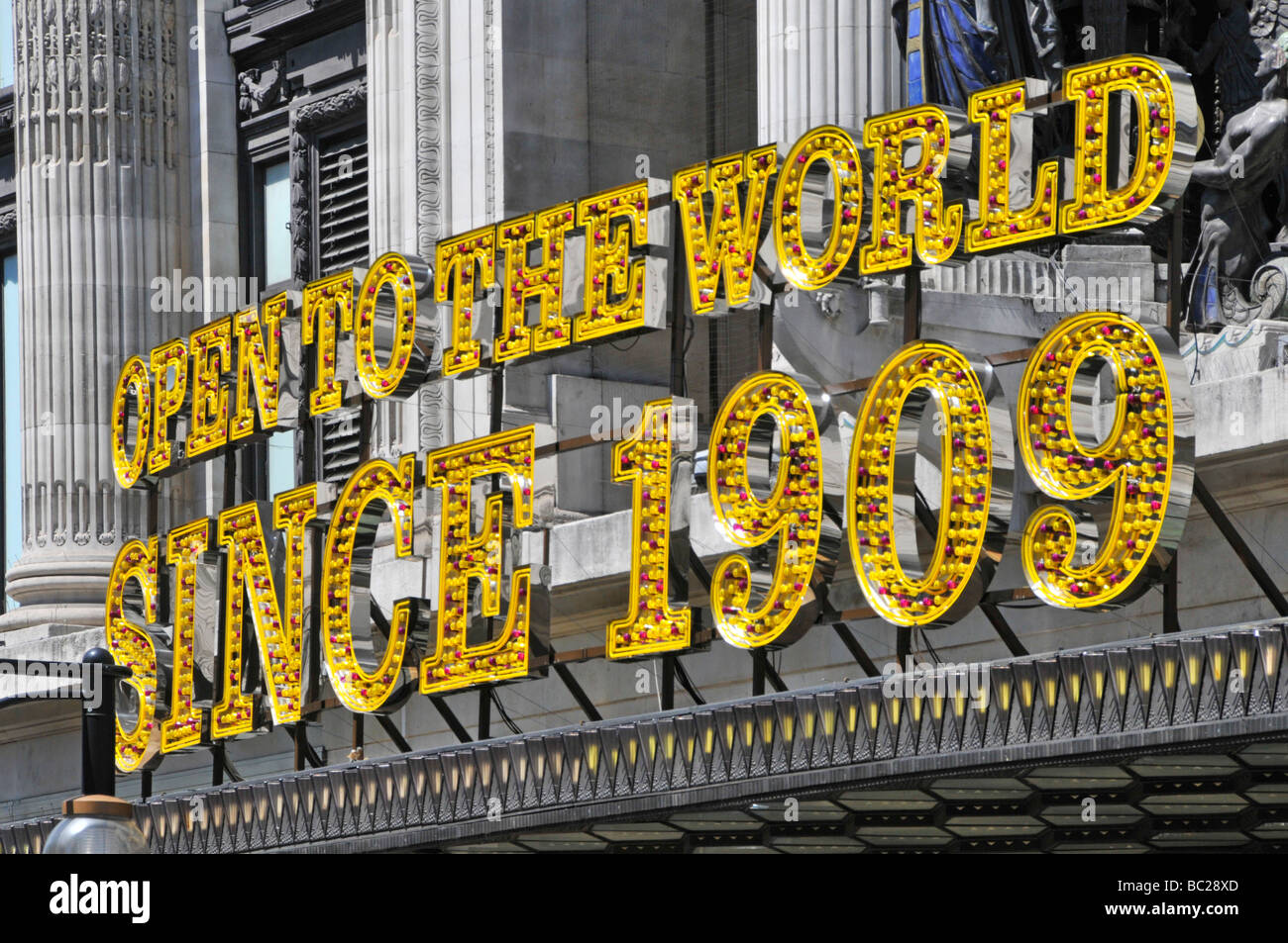 Selfridges store front hi-res stock photography and images - Alamy