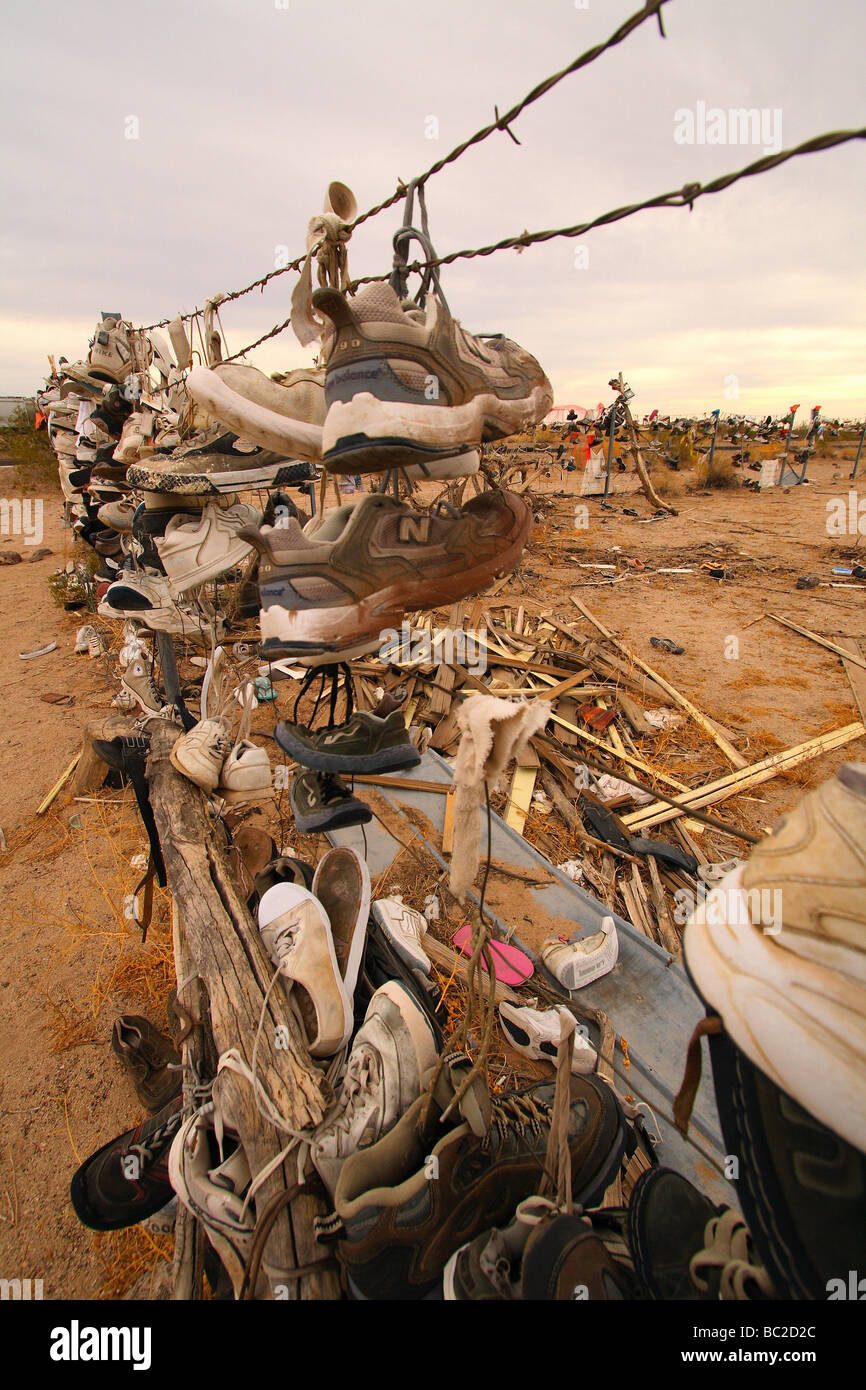"Shoe Fence" containing old shoes Stock Photo - Alamy