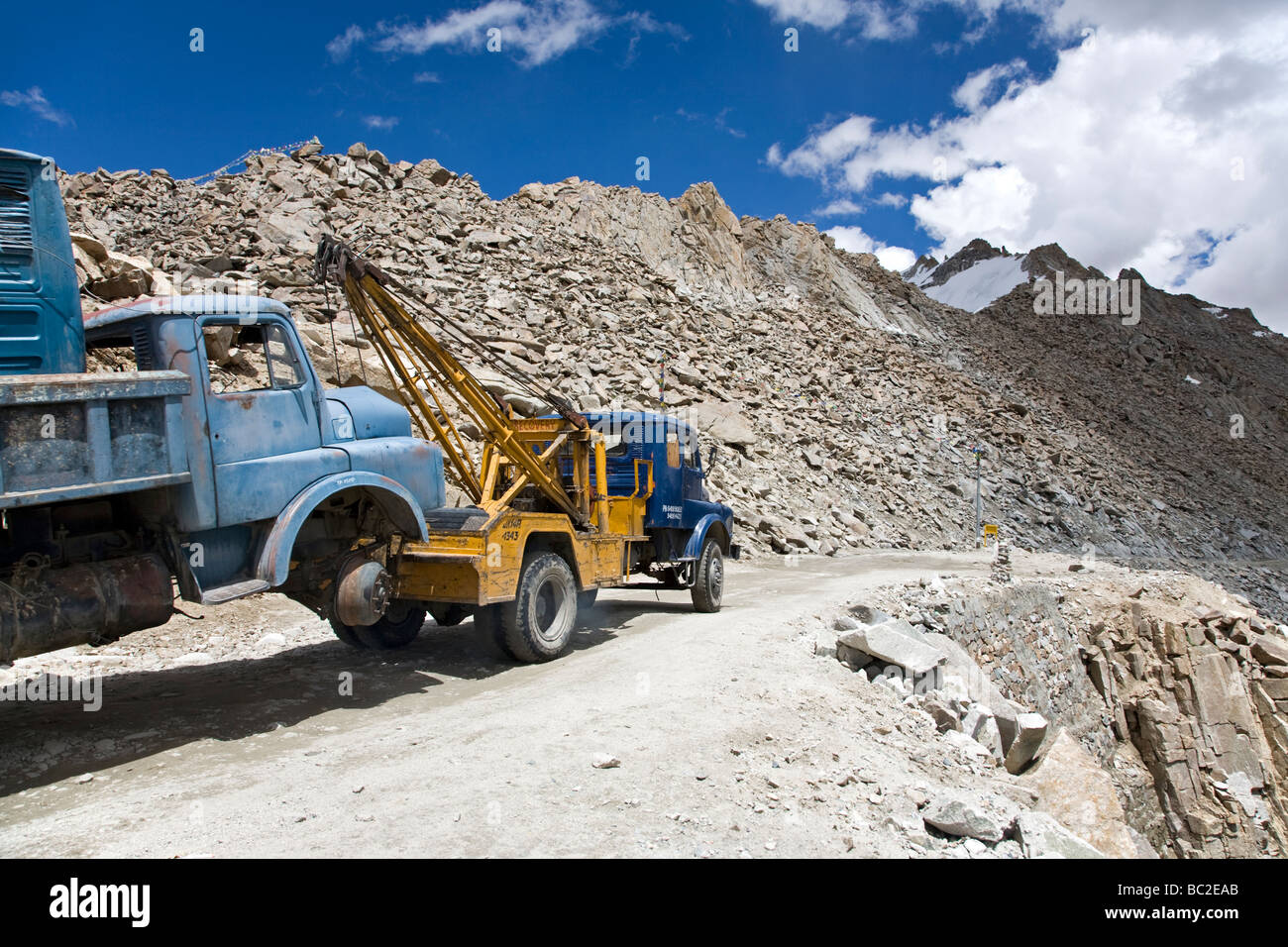 Lorry carrying a broken truck. Khardung La pass (18380ft / 5602m ...