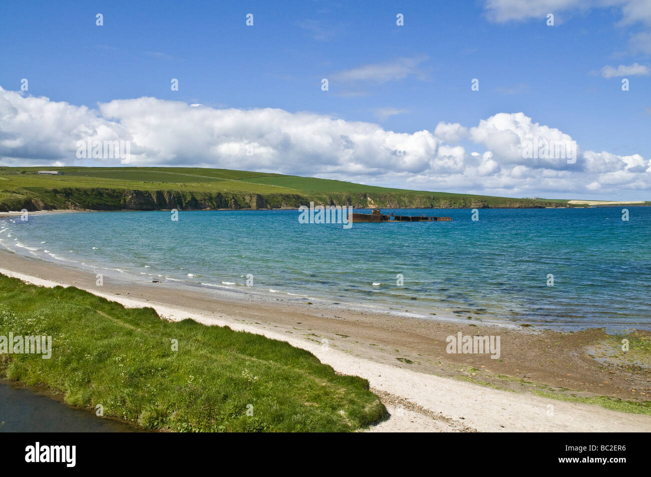 dh INGANESS BAY ORKNEY Sandy beach and shipwreck in bay seacoast shore ...