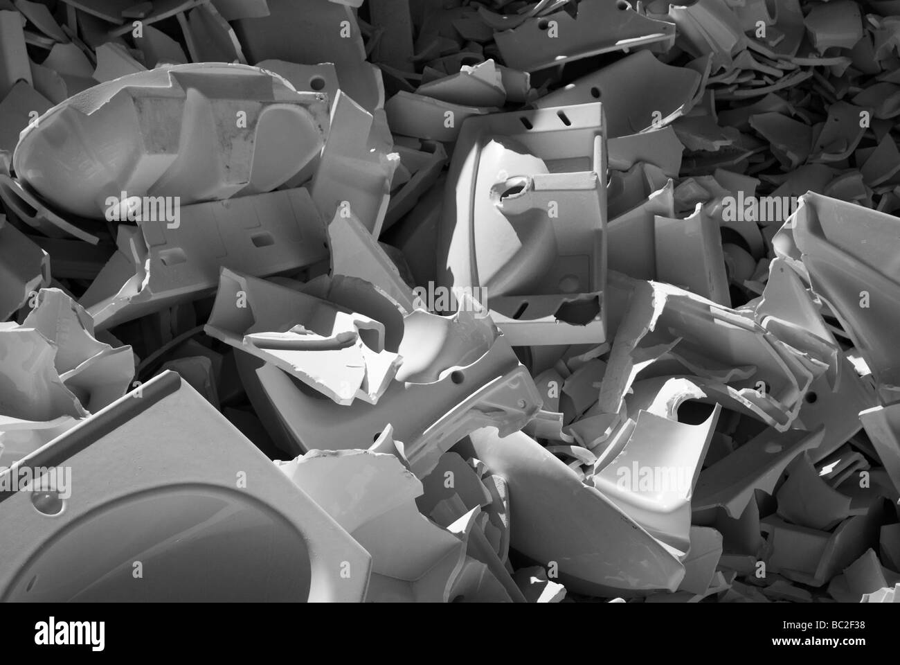 Pile of trashed washbasins in porcelain Stock Photo - Alamy