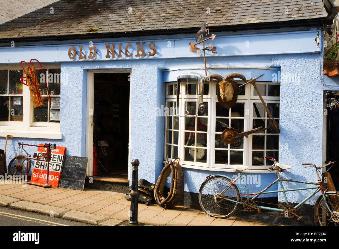 Antique junk secondhand shop hi-res stock photography and images - Alamy