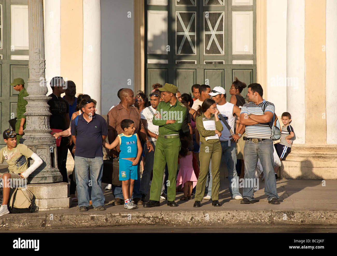 Crowd people waiting bus stop hi-res stock photography and images - Alamy