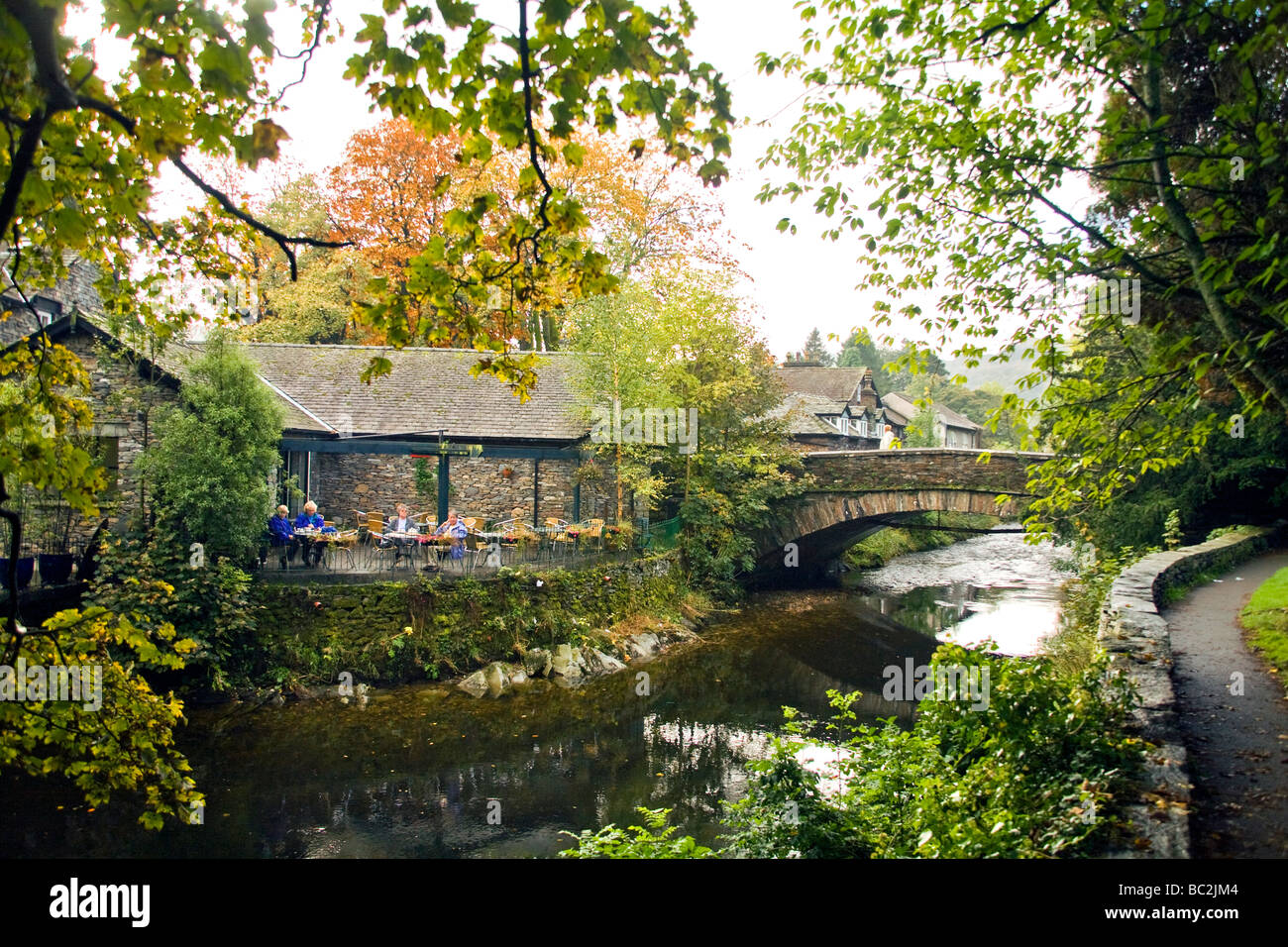 Old english stone bridge hi-res stock photography and images - Alamy