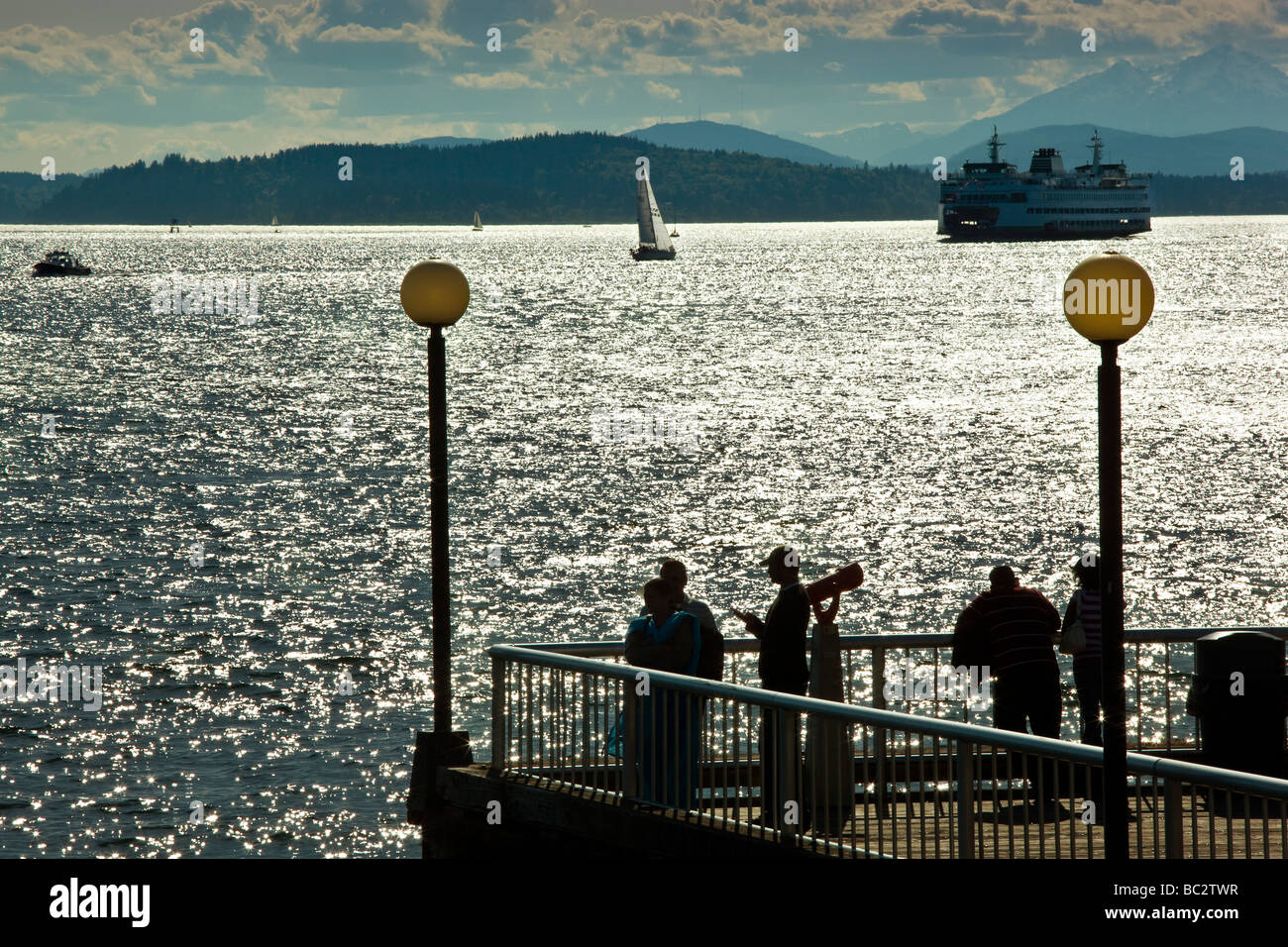 Seattle mountains across water hi-res stock photography and images - Alamy