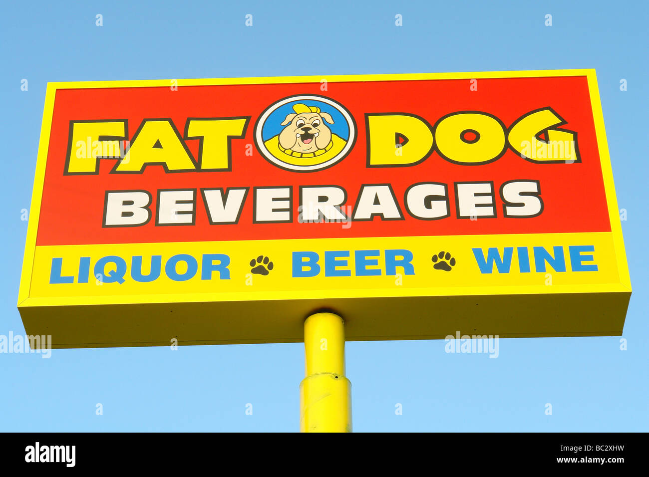 Liquor store sign hi-res stock photography and images - Alamy