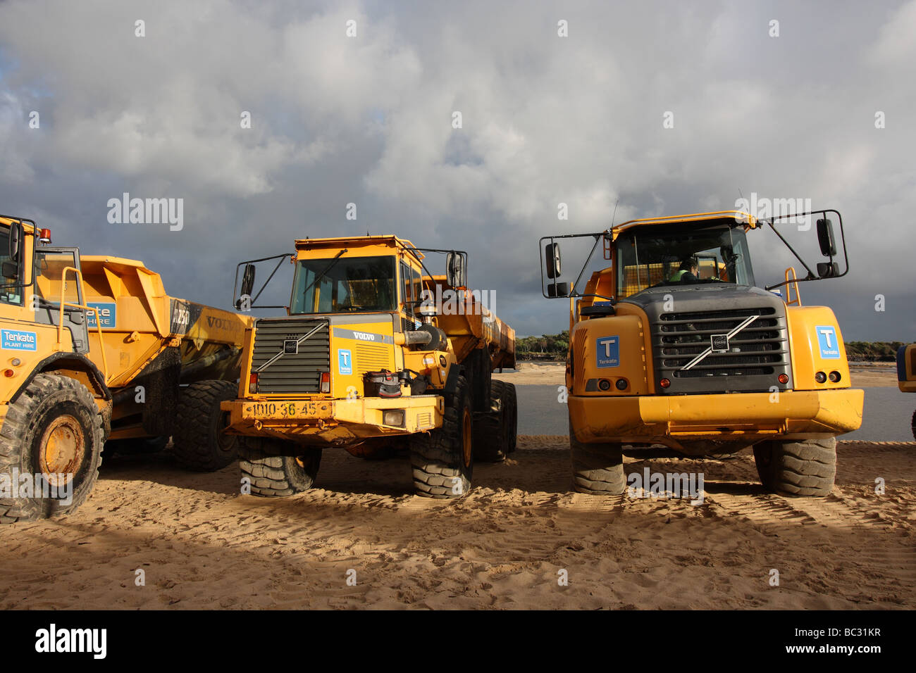HEAVY MACHINERY ON A BEACH TO HELP CLEAN UP AN OIL SPILL HORIZONTAL ...