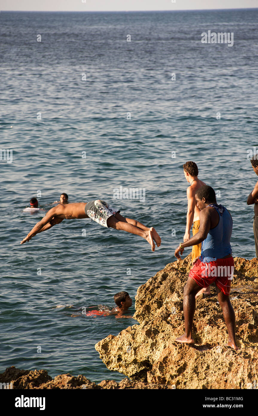 People diving on rocks hi-res stock photography and images - Alamy