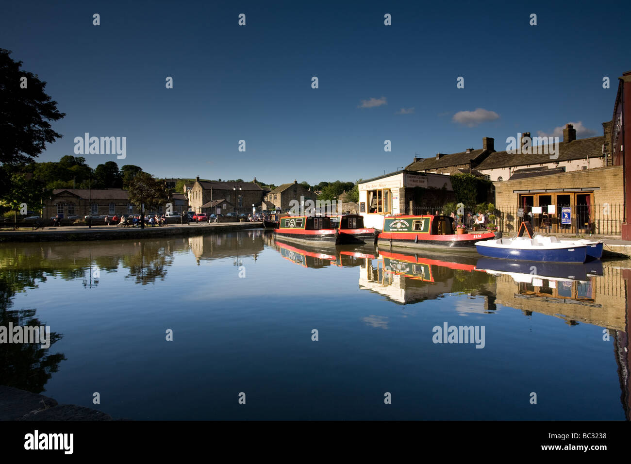 Barges Leeds Liverpool Canal Skipton Yorkshire England Stock Photo - Alamy
