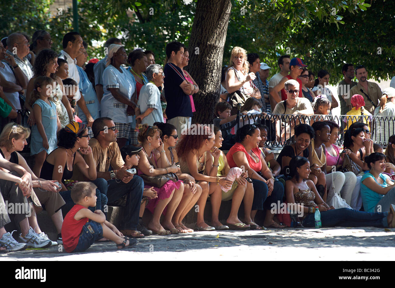 Crowd watching performance outdoors hi-res stock photography and images ...