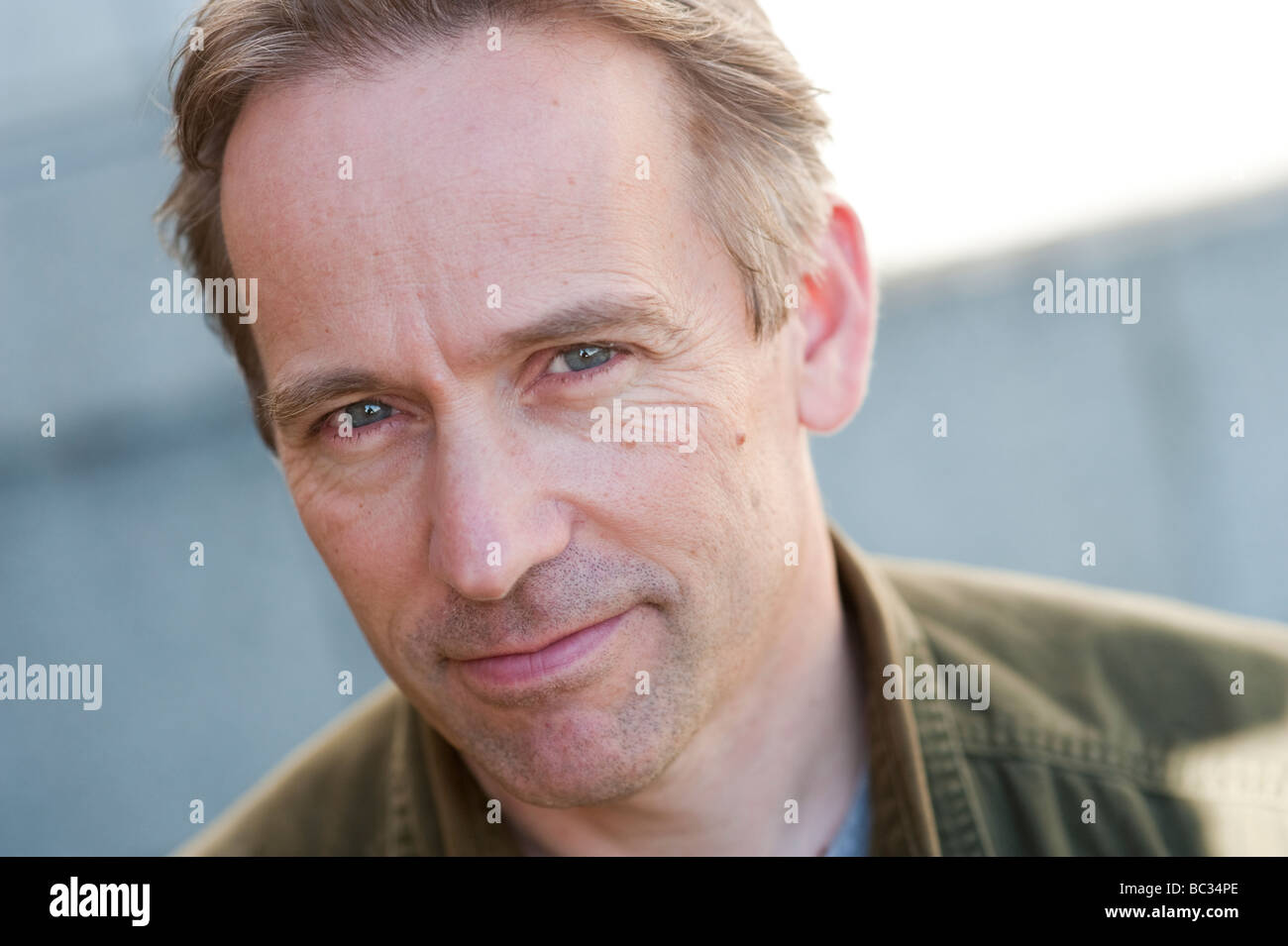 Novelist hi-res stock photography and images - Alamy