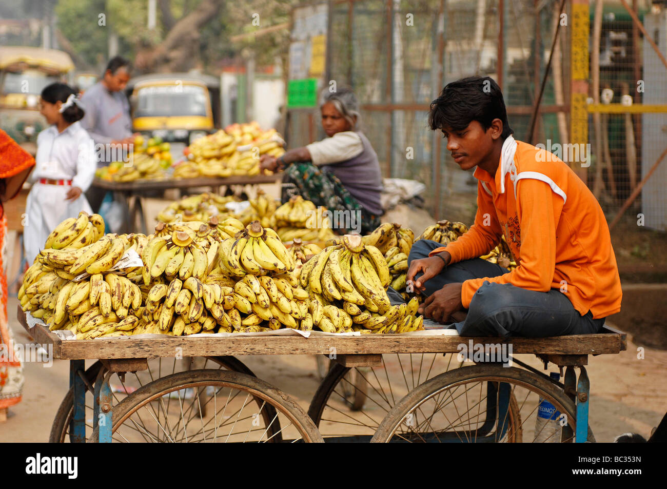 India : Peddler selling bananas Stock Photo - Alamy