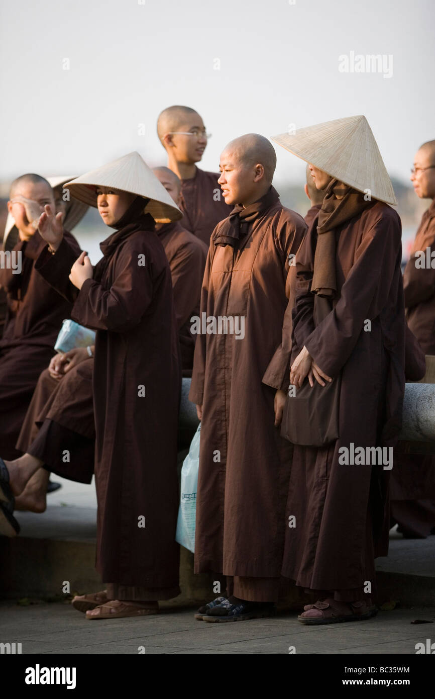Hu (Vietnam) : Bhikkhunis (fully ordained female Buddhist monastics ...