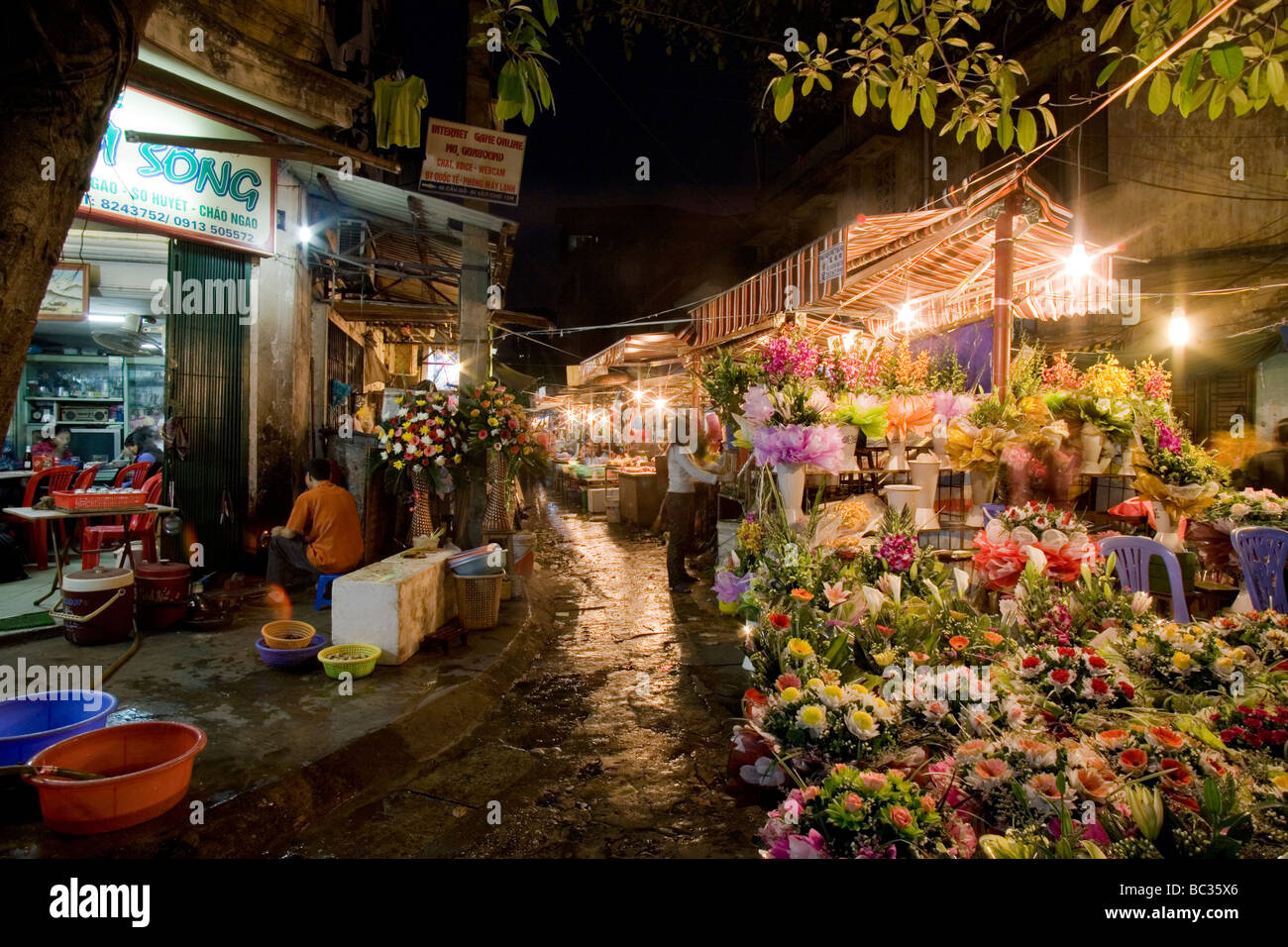 Hanoi (Vietnam) : Night atmosphere Stock Photo - Alamy