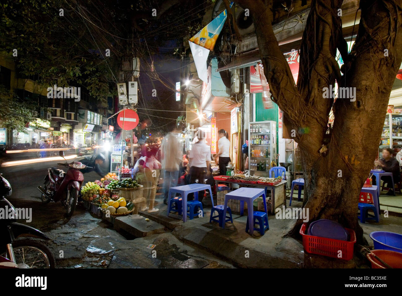 Hanoi (Vietnam) : Night atmosphere Stock Photo - Alamy