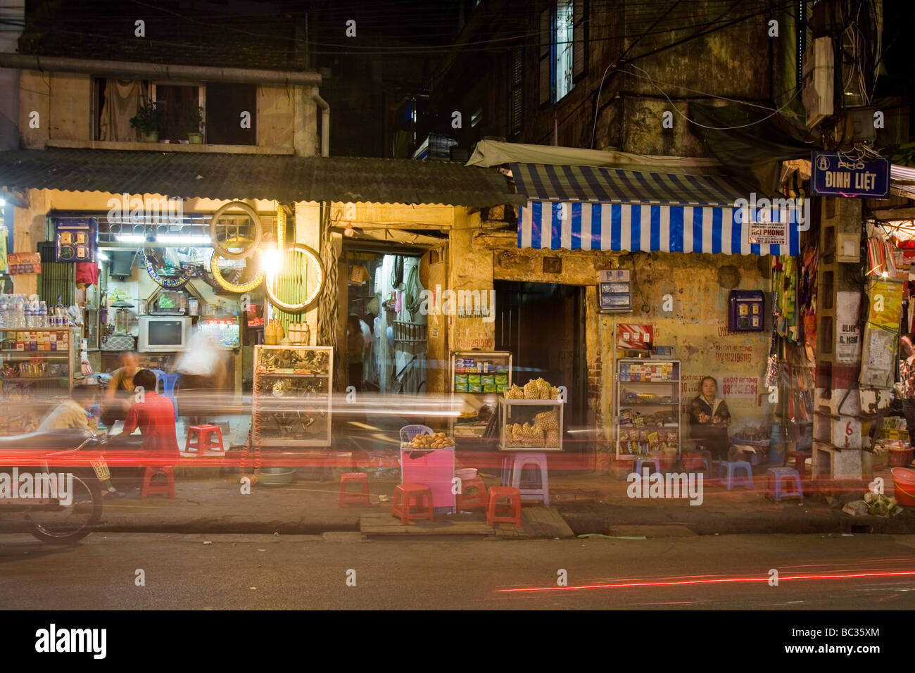 Hanoi (Vietnam) : Night atmosphere Stock Photo - Alamy