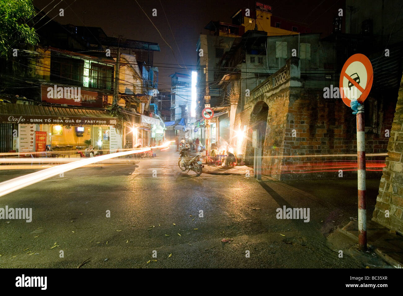 Hanoi (Vietnam) : Night atmosphere Stock Photo - Alamy