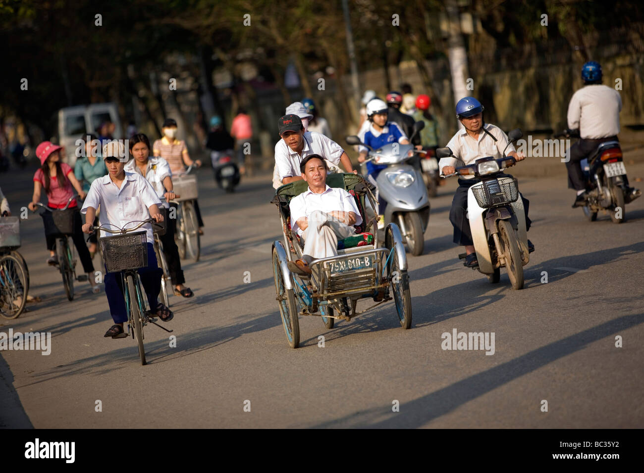 Hanoi (Vietnam) : Two-wheeled vehicles Stock Photo - Alamy