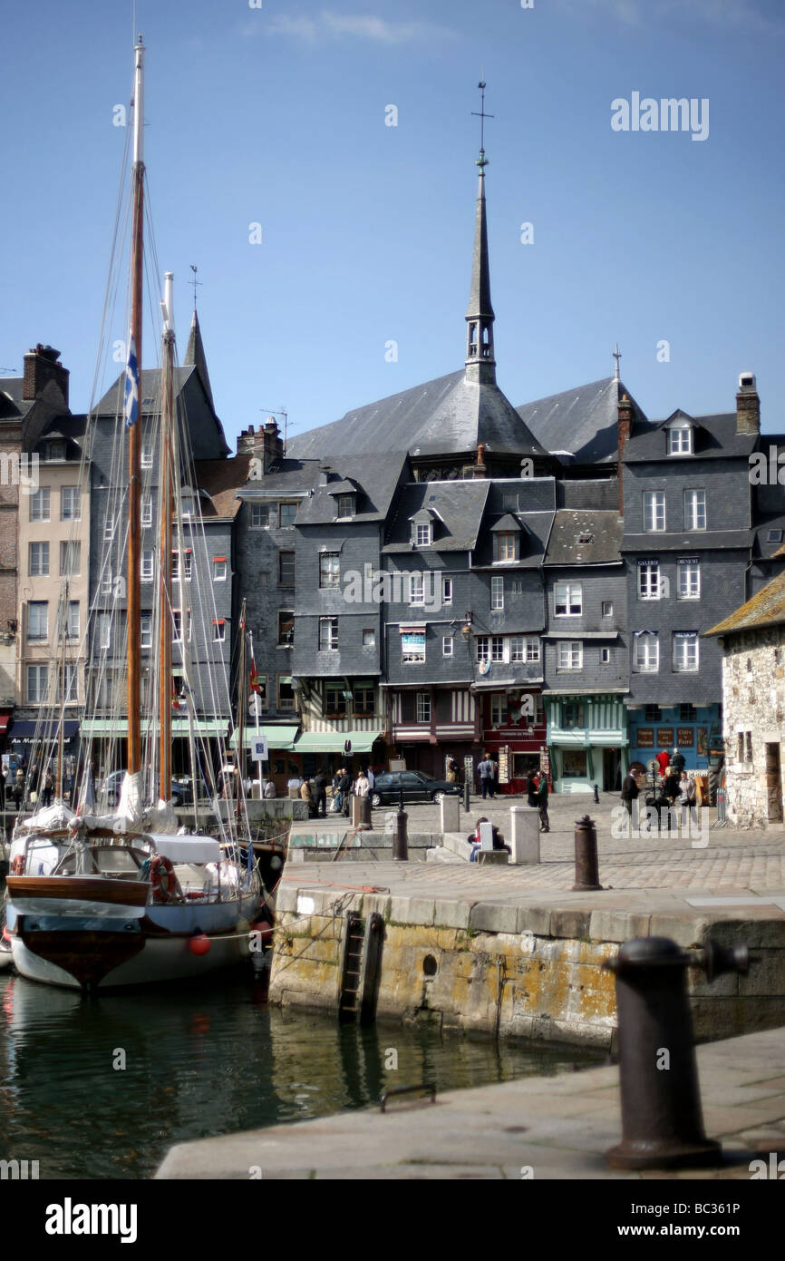 Harbour le vieux bassin and boat hi-res stock photography and images ...