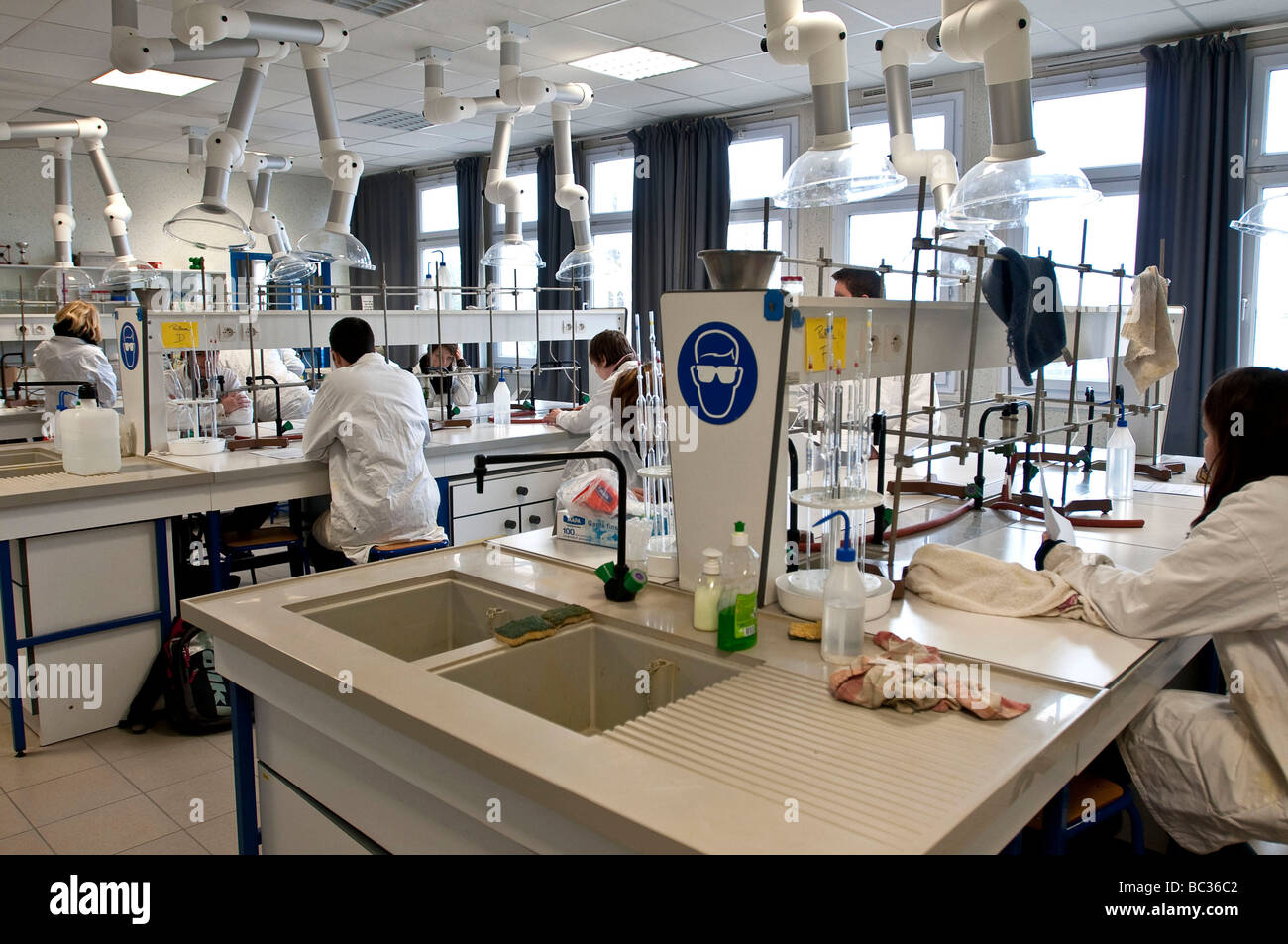 School subjects chemistry hi-res stock photography and images - Alamy