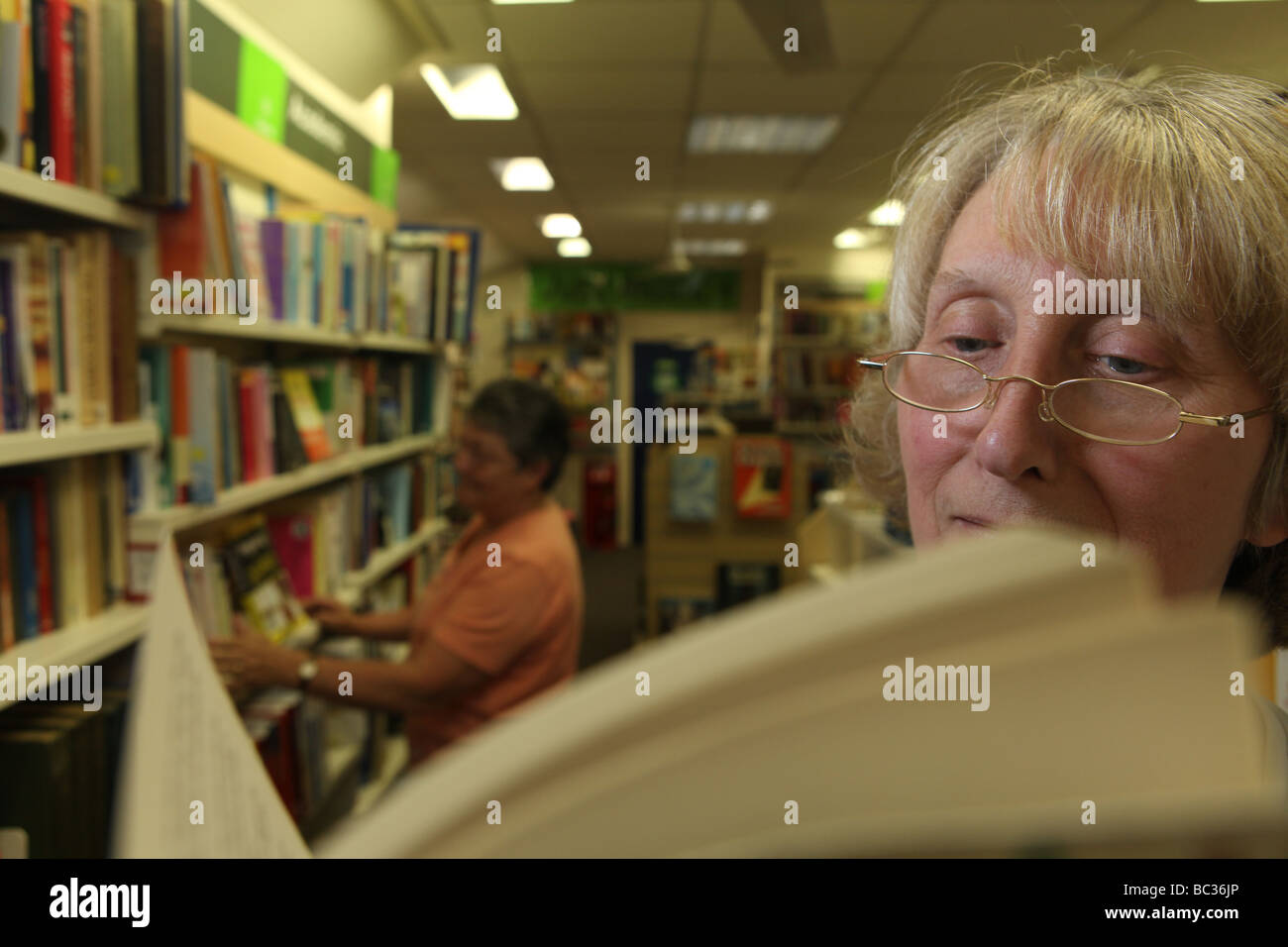 Librarian hi-res stock photography and images - Alamy