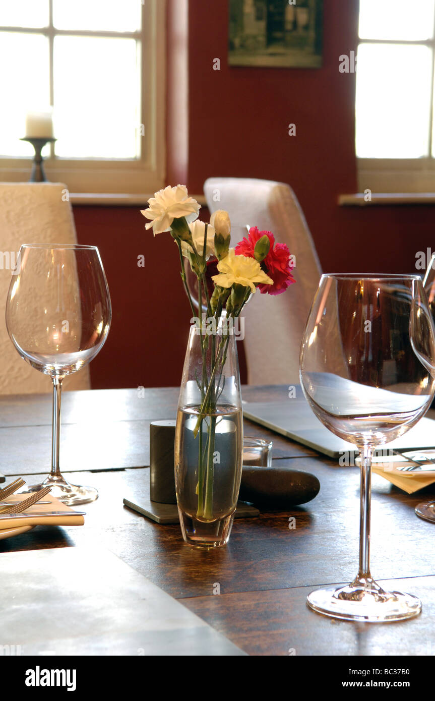 Laid dining table hi-res stock photography and images - Alamy