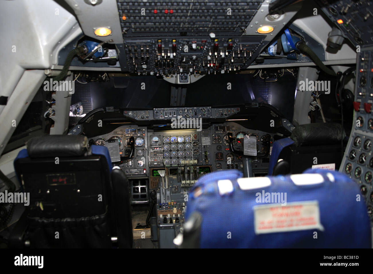 Boeing 747 jumbo jet airliner cockpit hi-res stock photography and ...