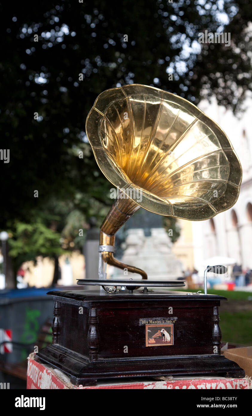 Wooden gramophone hi-res stock photography and images - Alamy