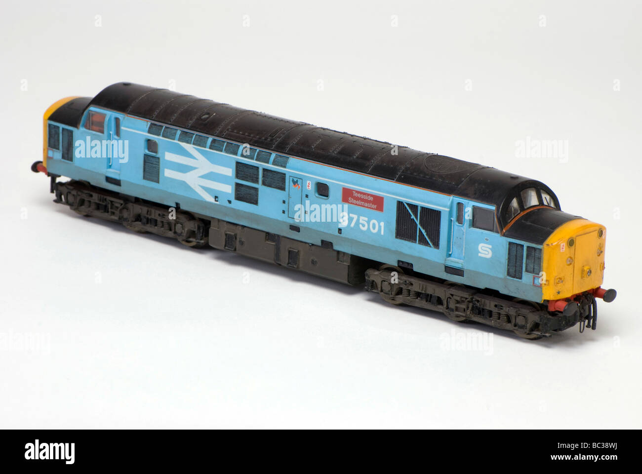 Weathered model Class 37 diesel locomotive with realistic couplings ...
