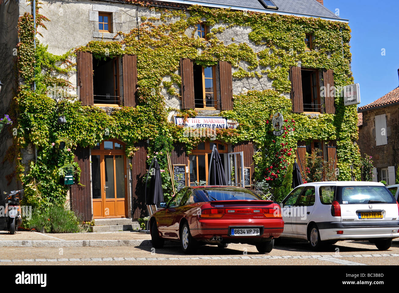 Roadside cafe france hi-res stock photography and images - Alamy