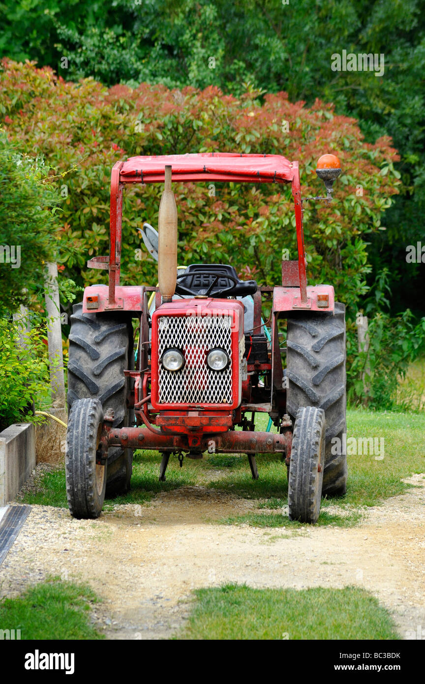 Red tractor hi-res stock photography and images - Alamy