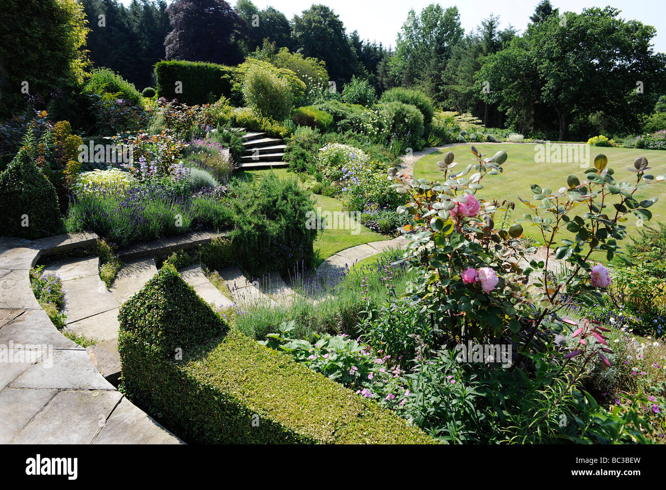 English evergreen garden hi-res stock photography and images - Alamy
