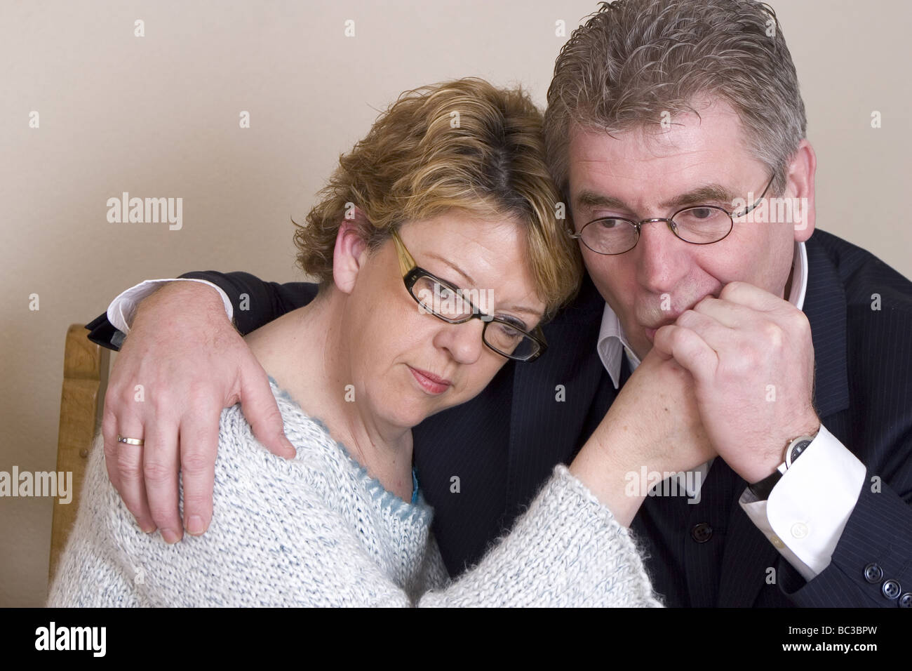 Grieving couple hi-res stock photography and images - Alamy