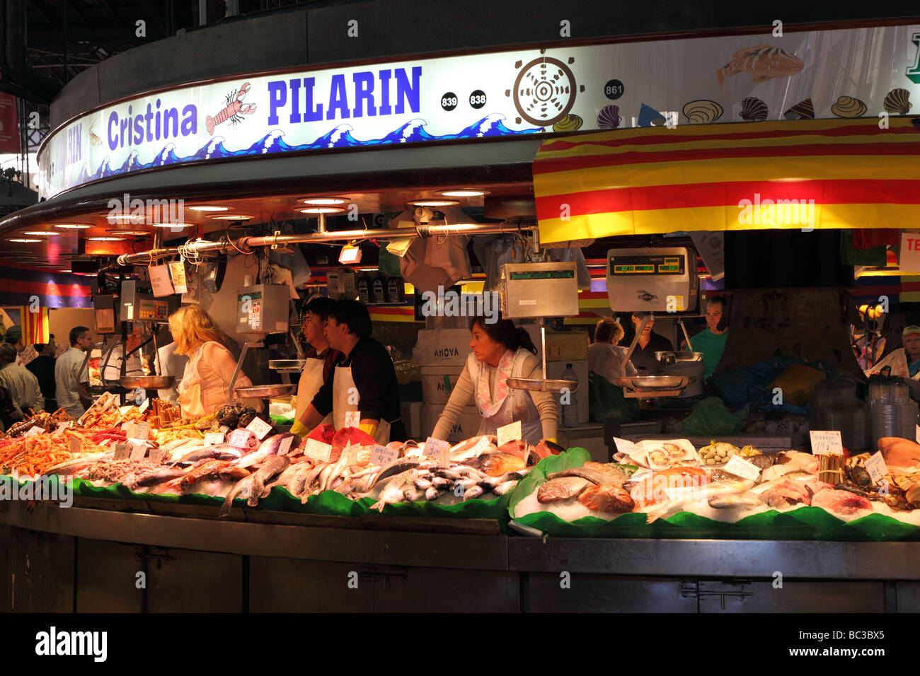 Seafood stall hi-res stock photography and images - Alamy