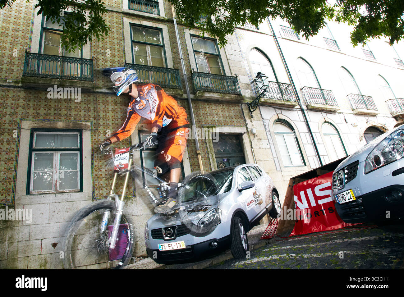 Bike jumping down steps hi-res stock photography and images - Alamy