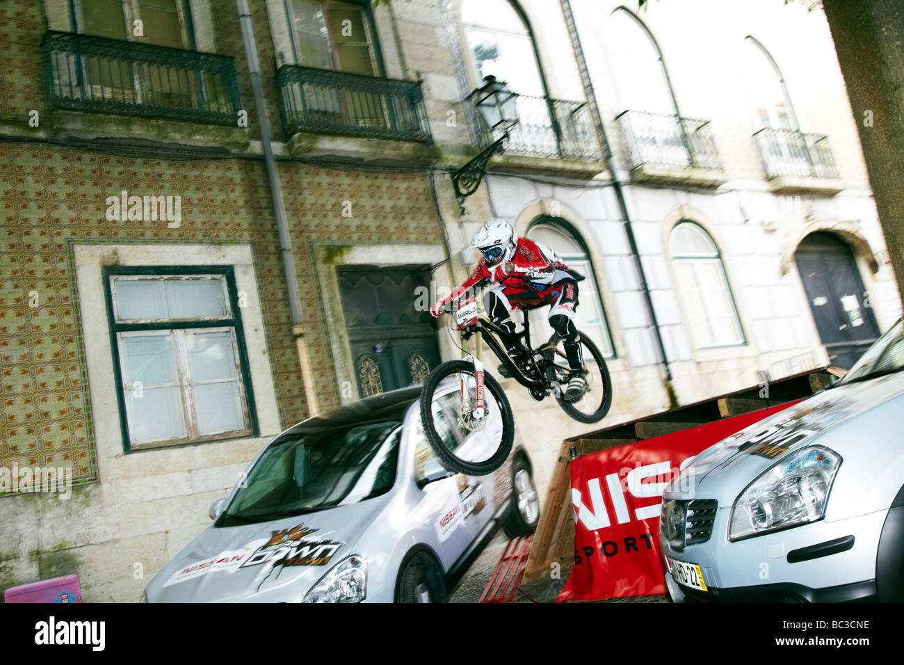 Bike jumping down steps hi-res stock photography and images - Alamy
