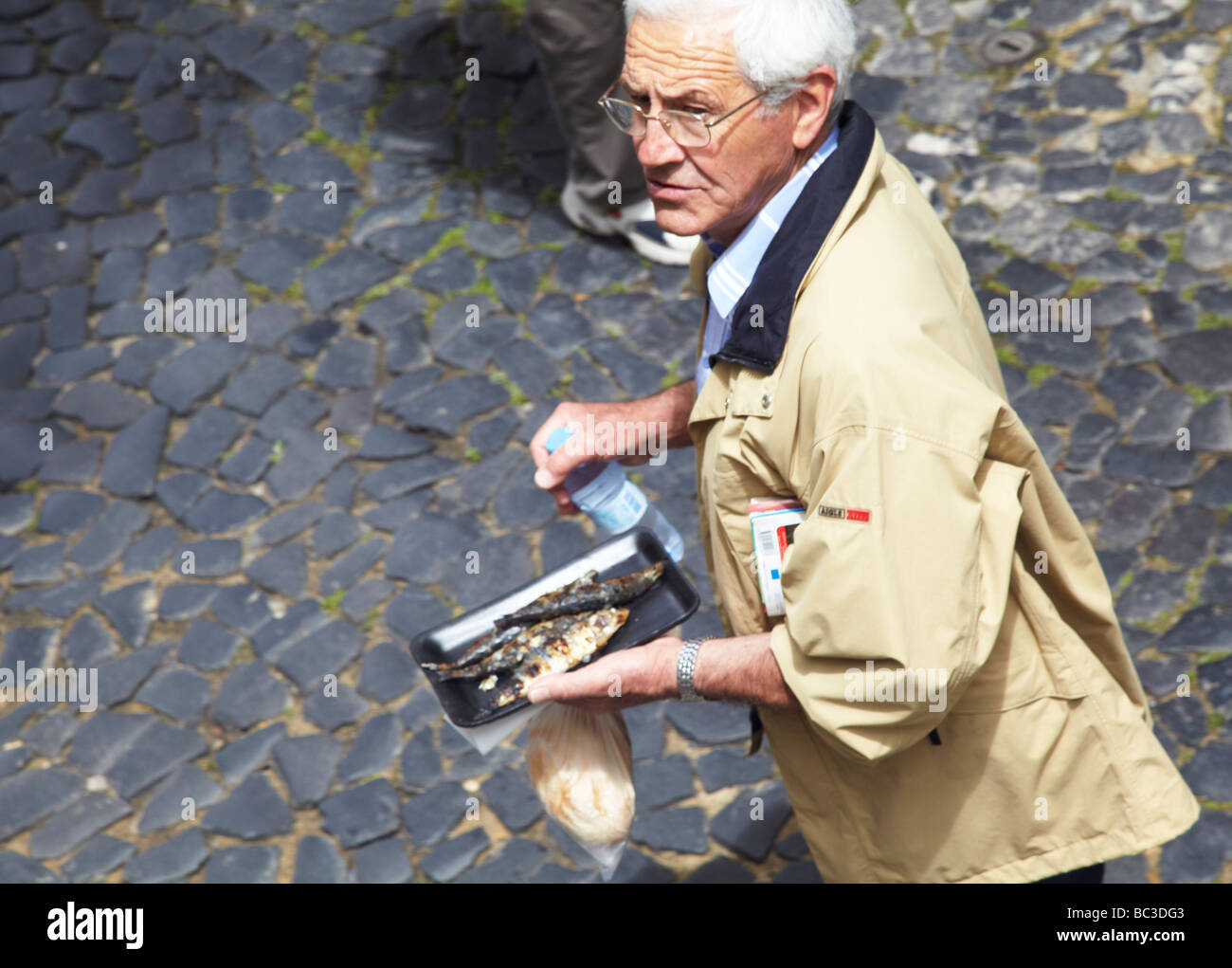Man carrying grilled sardines hi-res stock photography and images - Alamy