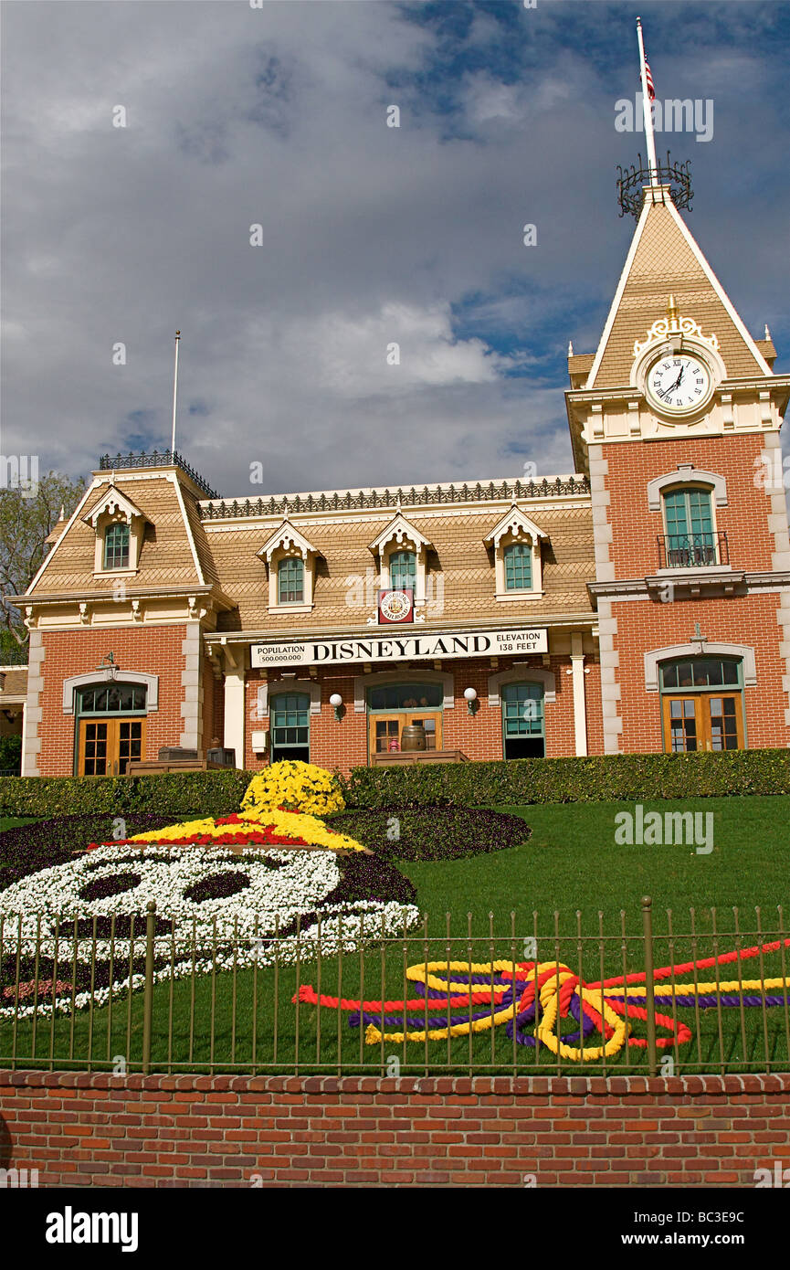 The matterhorn disneyland hi-res stock photography and images - Alamy