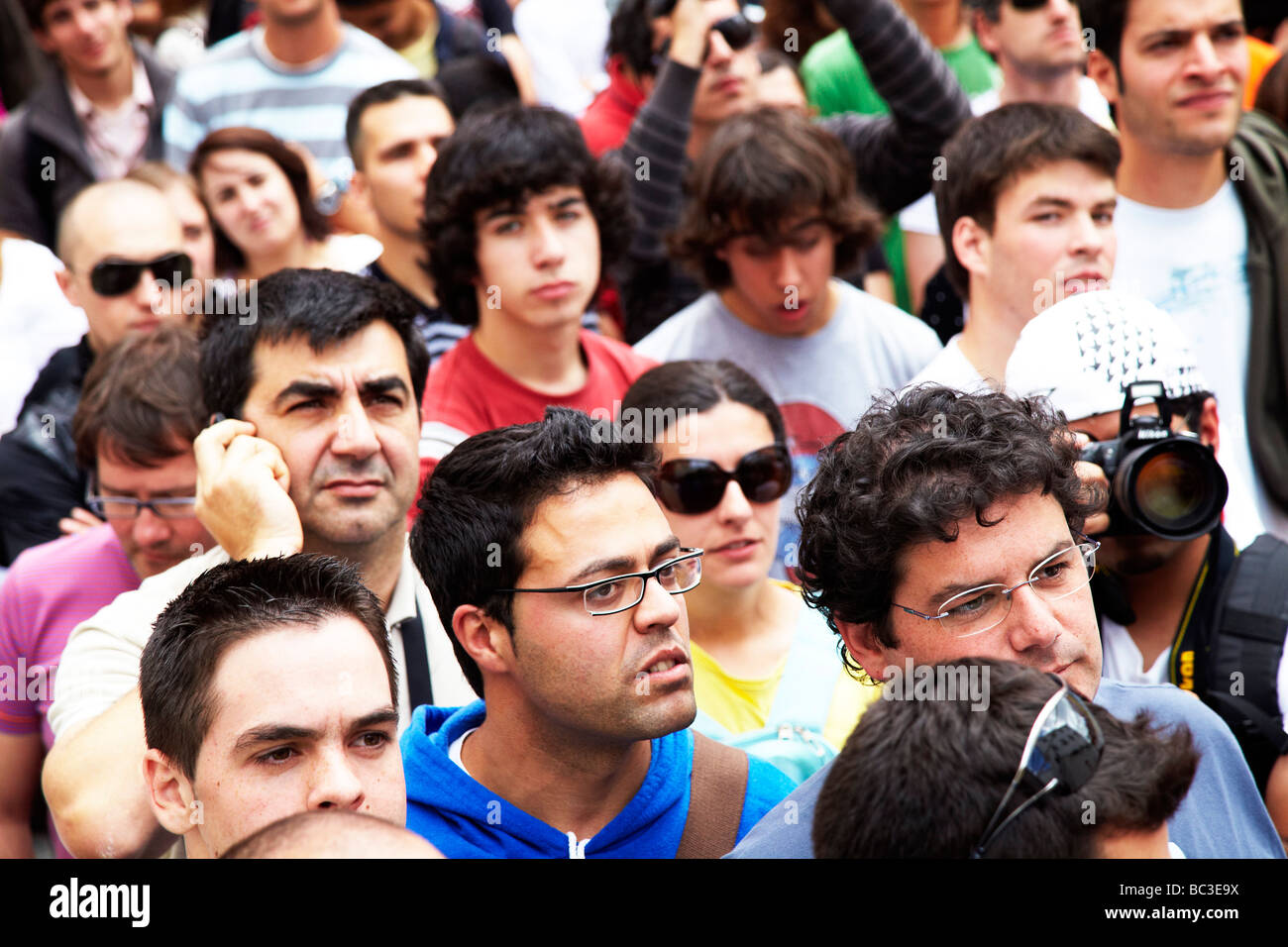 Spectators taking photos hi-res stock photography and images - Alamy