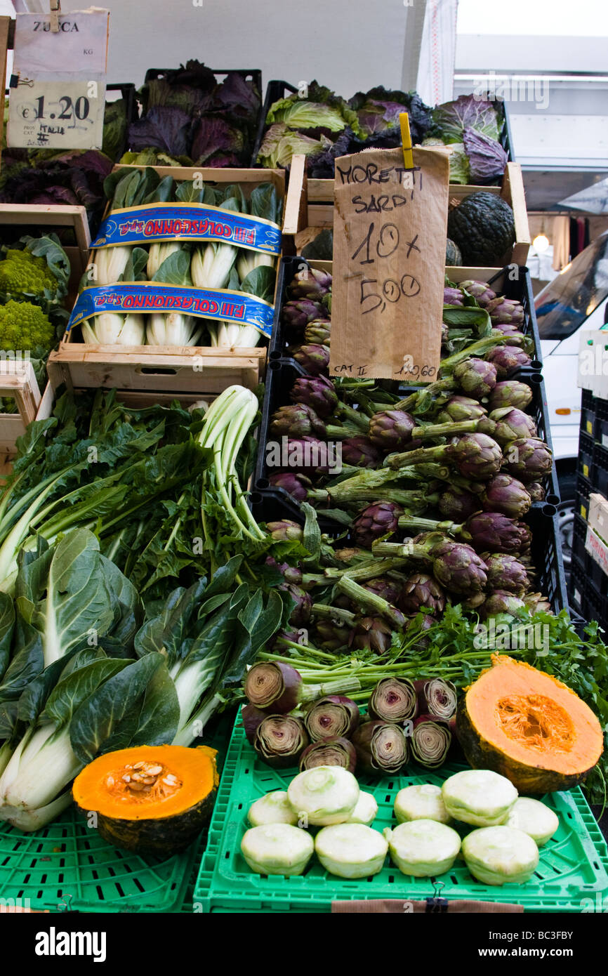 An overview of an vegetable market Stock Photo - Alamy