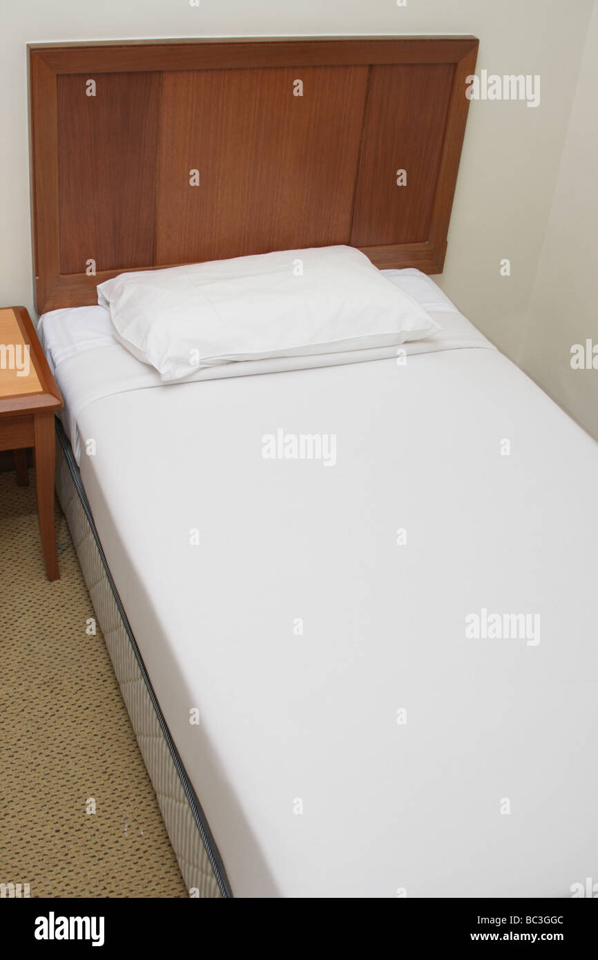 Hotel bed hi-res stock photography and images - Alamy