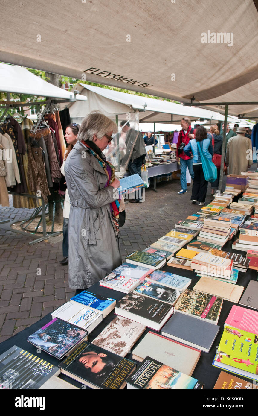 Market stall books hi-res stock photography and images - Alamy