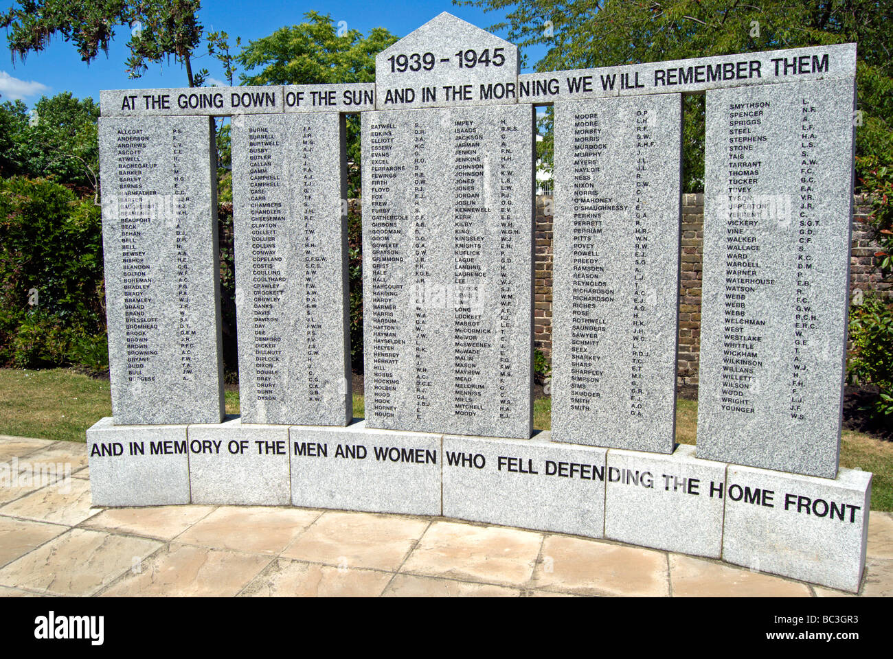 Second world war memorials hi-res stock photography and images - Alamy