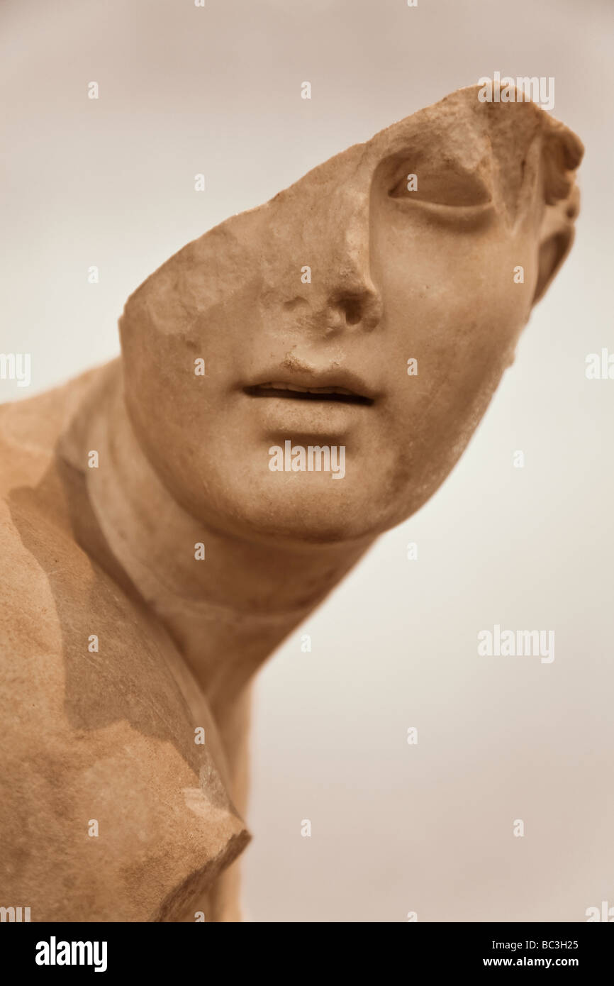 Crouching aphrodite statue hi-res stock photography and images - Alamy