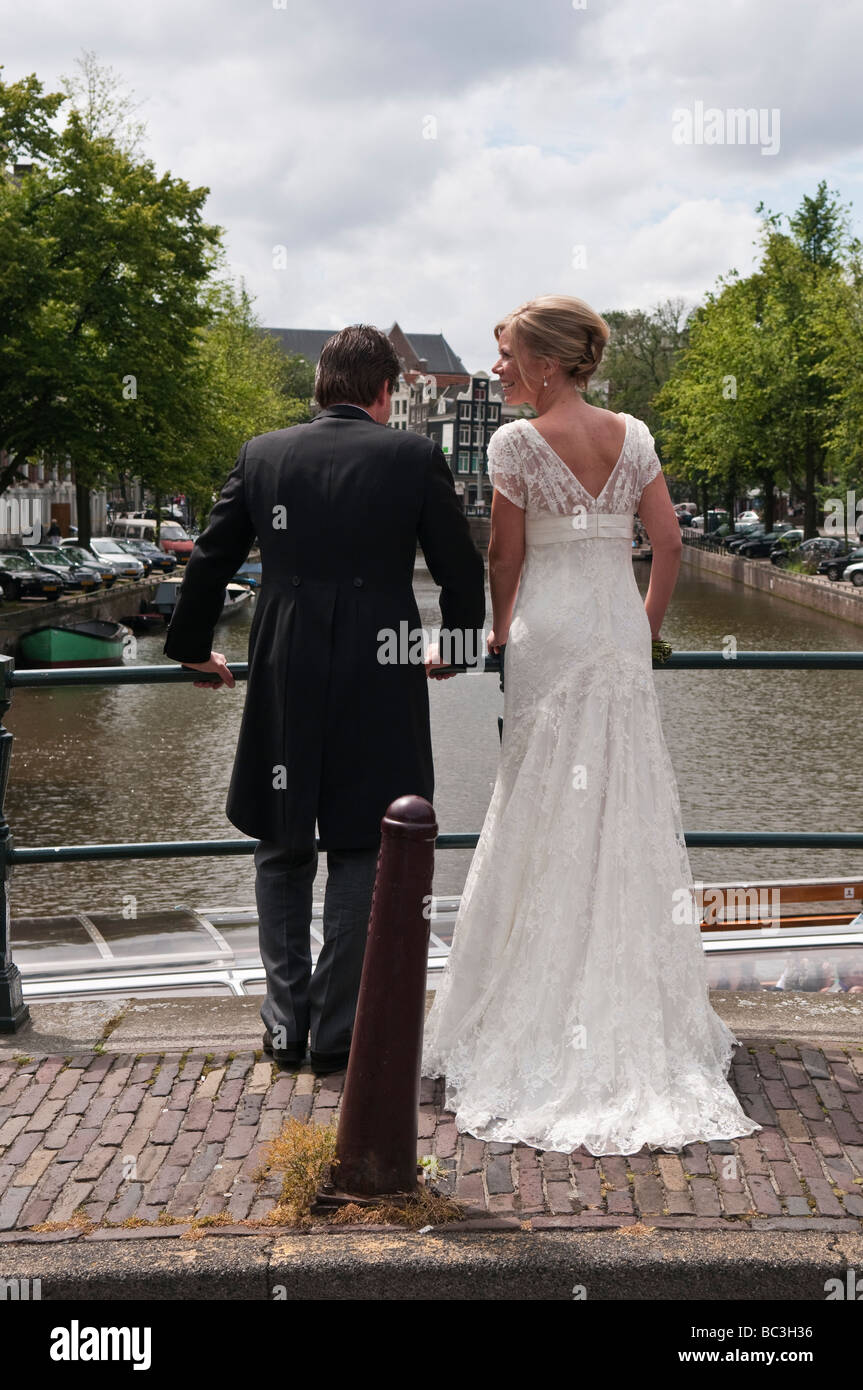 Couple looking over a bridge hi-res stock photography and images - Alamy