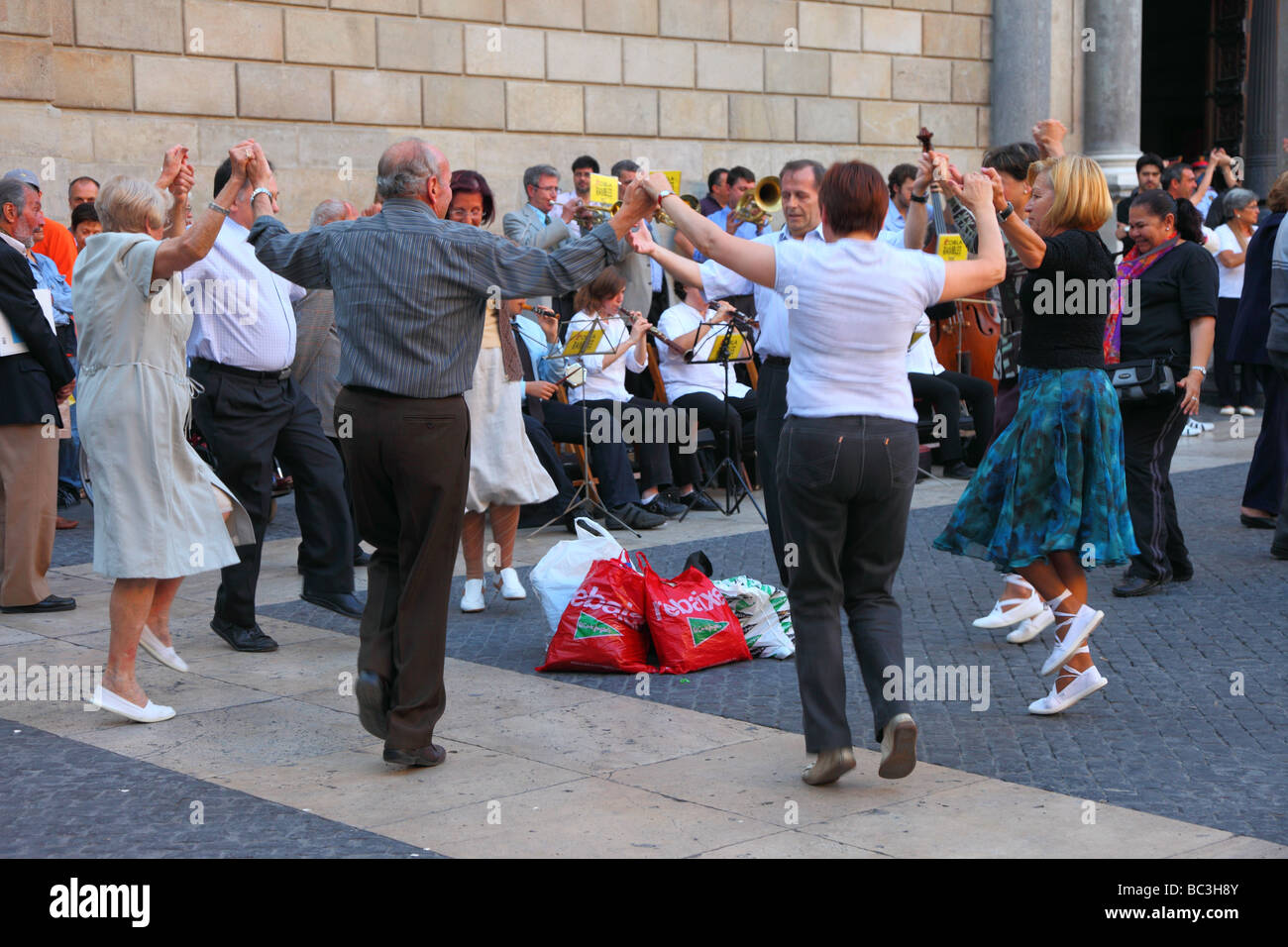 Spain sardana barcelona hi-res stock photography and images - Alamy