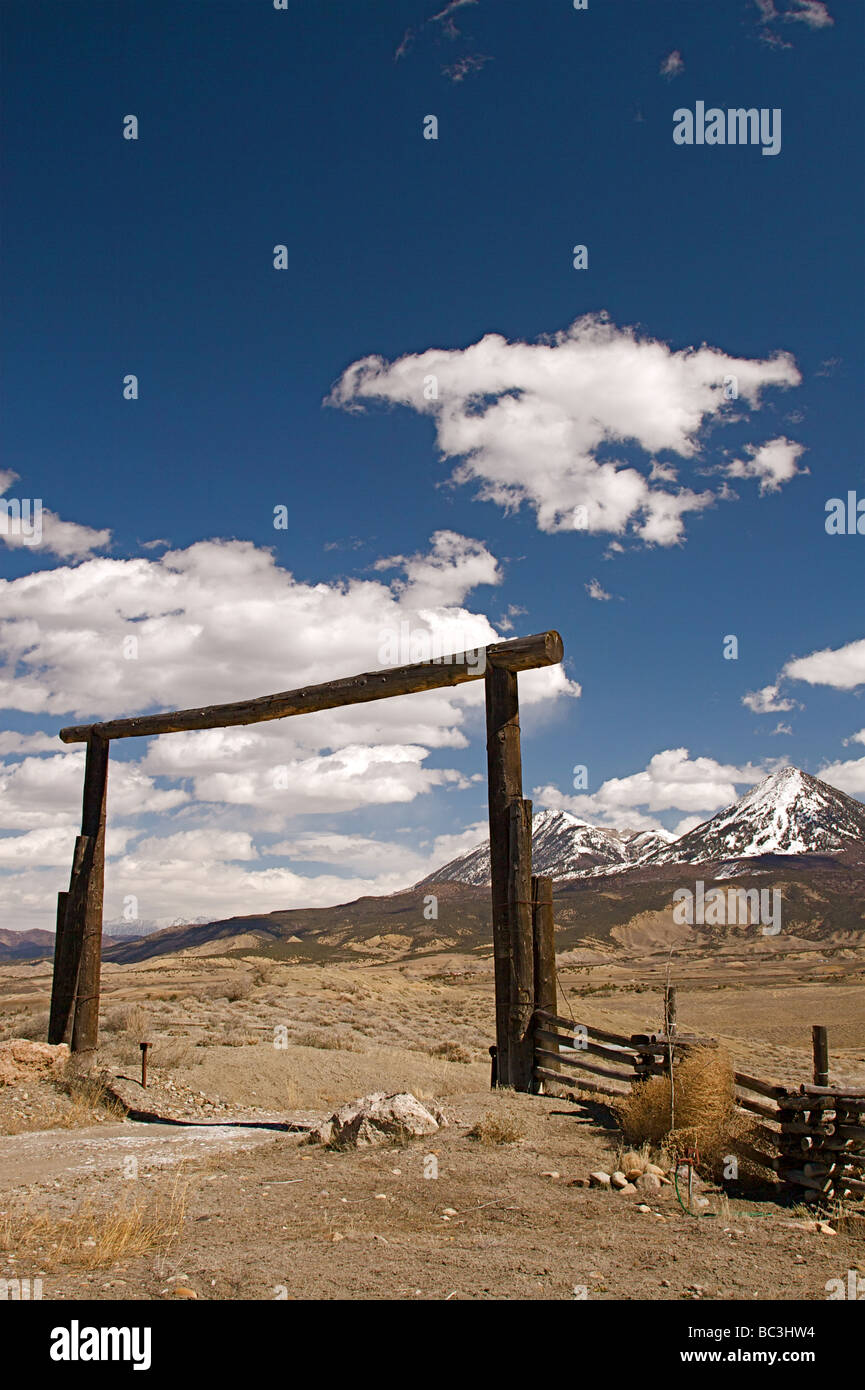 The plains of Colorado and a ranch fence and gate Stock Photo - Alamy