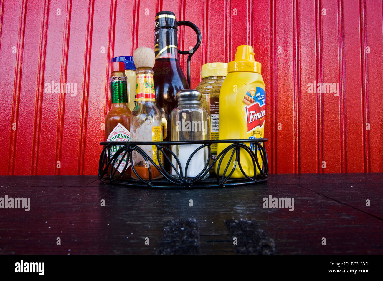 Condiments restaurant cafe table hi-res stock photography and images ...